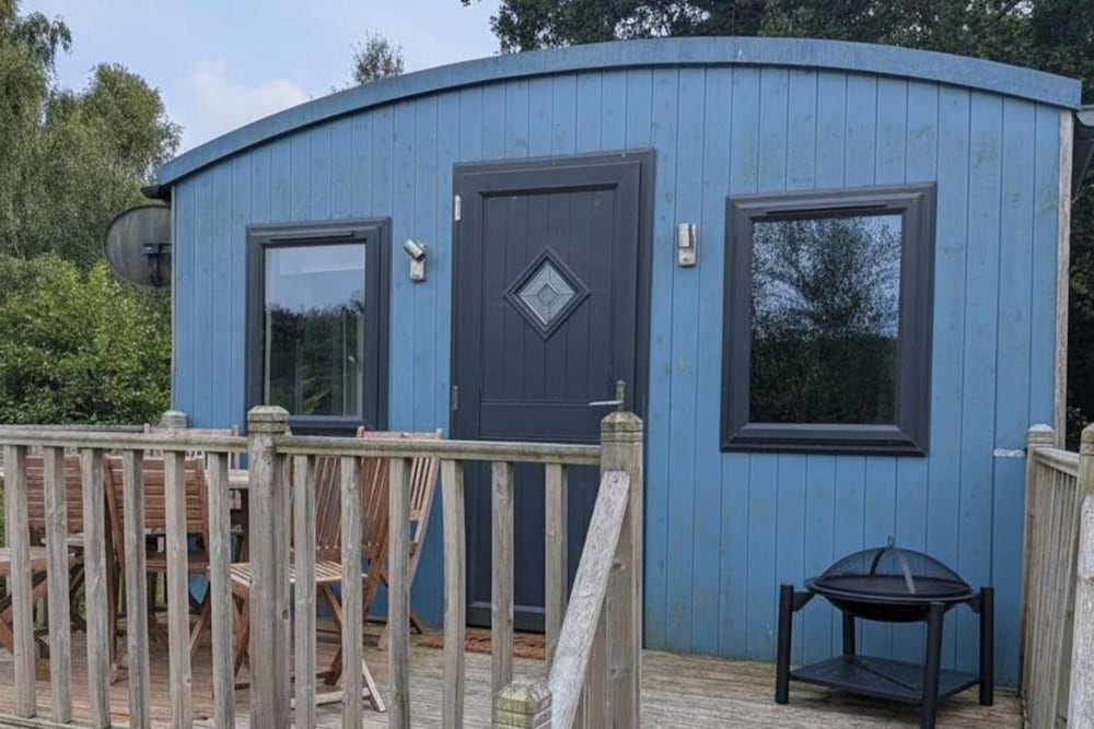 Tranquil Cabin Retreat- Sleeps 2, Parking - Welshpool