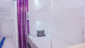 Quarto casal ou duplo, sacada, vista para o jardim | Cofres nos quartos, escrivaninha, quartos à prova de som
