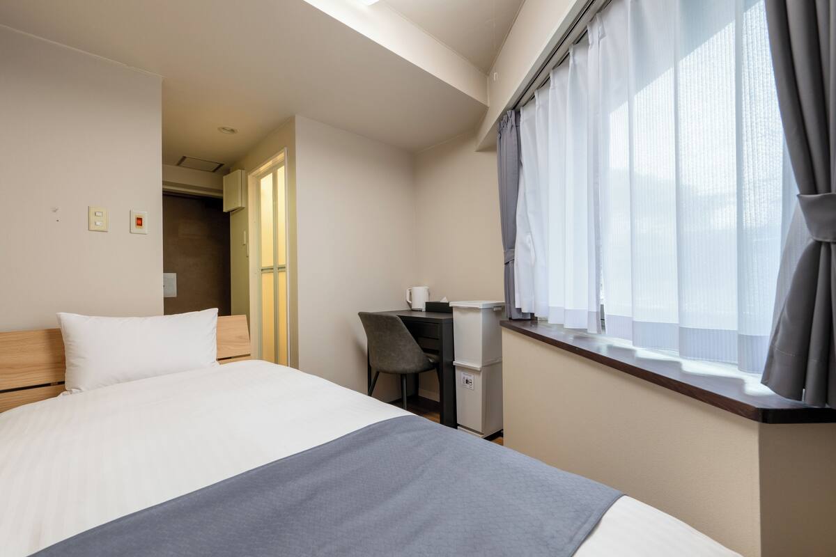 Quarto Individual | Secretária, Wi-fi grátis, roupa de cama fornecida 