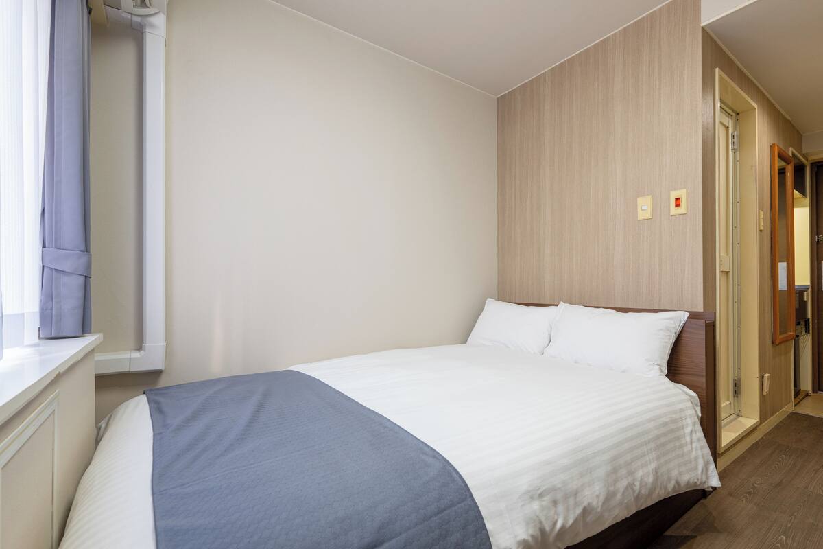 Quarto Duplo | Secretária, Wi-fi grátis, roupa de cama fornecida
