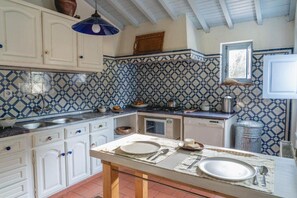 Casa Familiar, vista para o jardim | Cozinha privada | Uma torradeira, São fornecidos artigos de higiene pessoal ecológicos