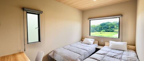 Quarto duplo standard, 2 quartos | Escrivaninha, espaço de trabalho para notebook, cortinas blackout