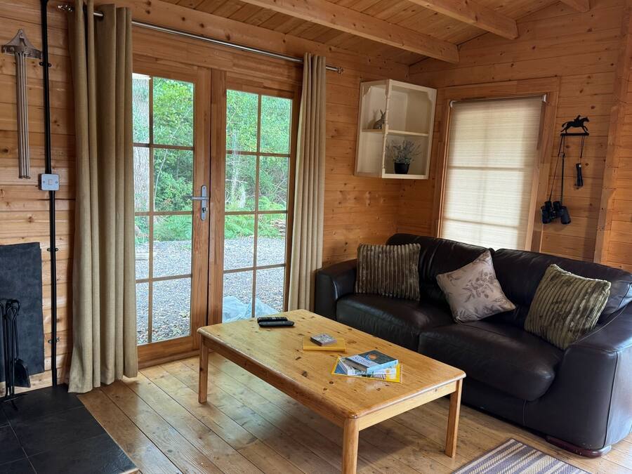 Apartamento, 1 quarto, pátio, vista para o jardim | Sala de estar | Smart TV de 42 polegadas com canais digitais, Netflix