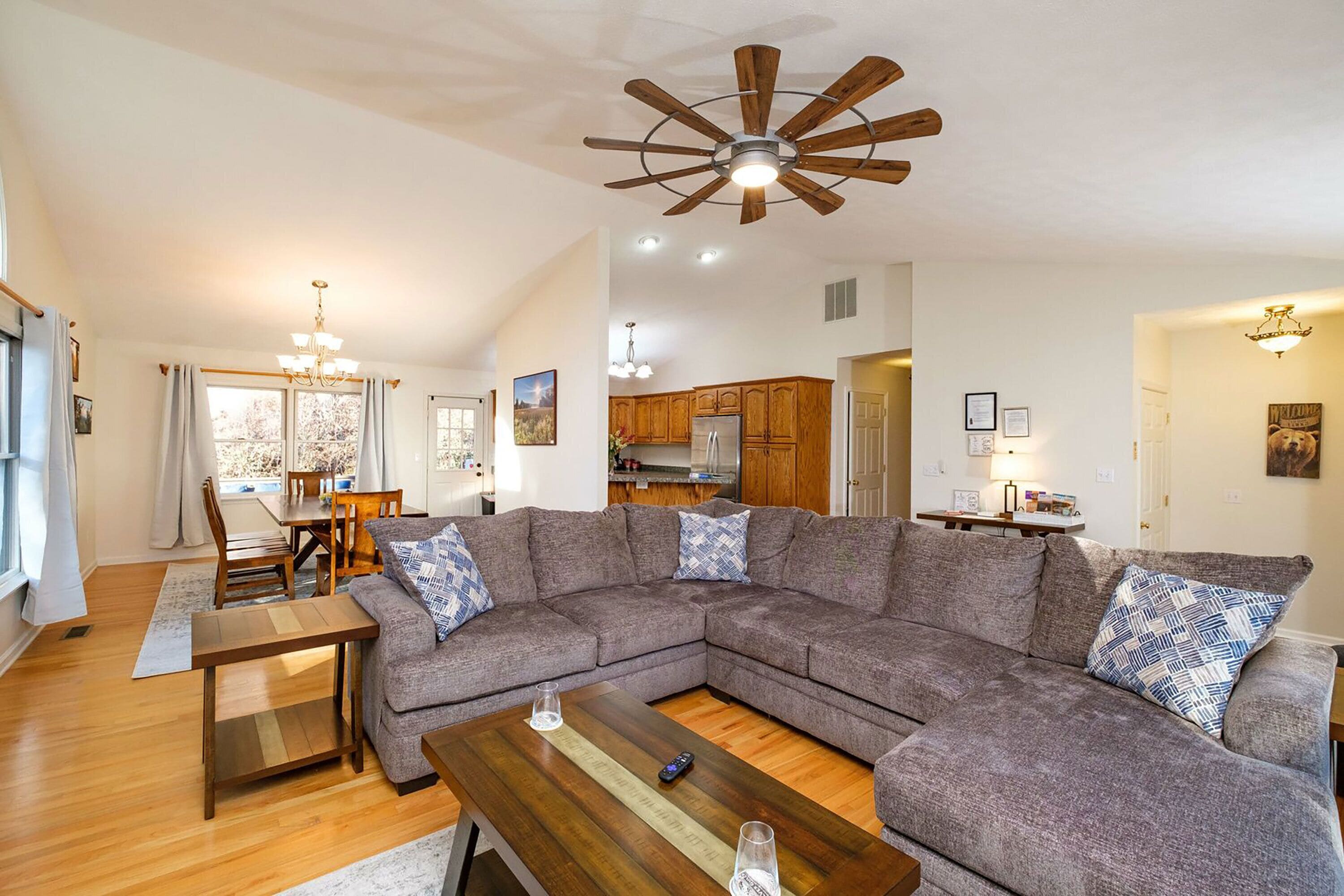 Indoor Waterpark Escape W/ Games & Firepit - Shenandoah, VA