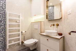 Apartamento | Banheiro | Secador de cabelo, toalhas de banho, shampoo 