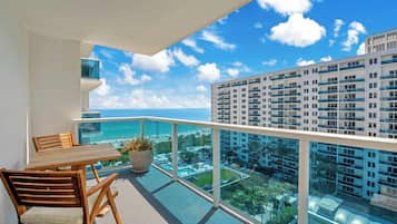 Apartamento, varanda, vista para o oceano | Vista para a praia ou o mar