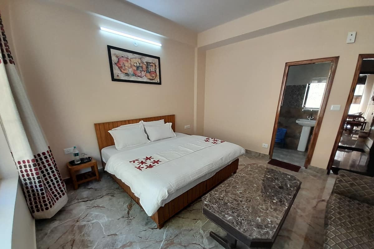 Quarto casal standard | Cofres nos quartos, cortinas blackout, ferros/tábuas de passar roupa