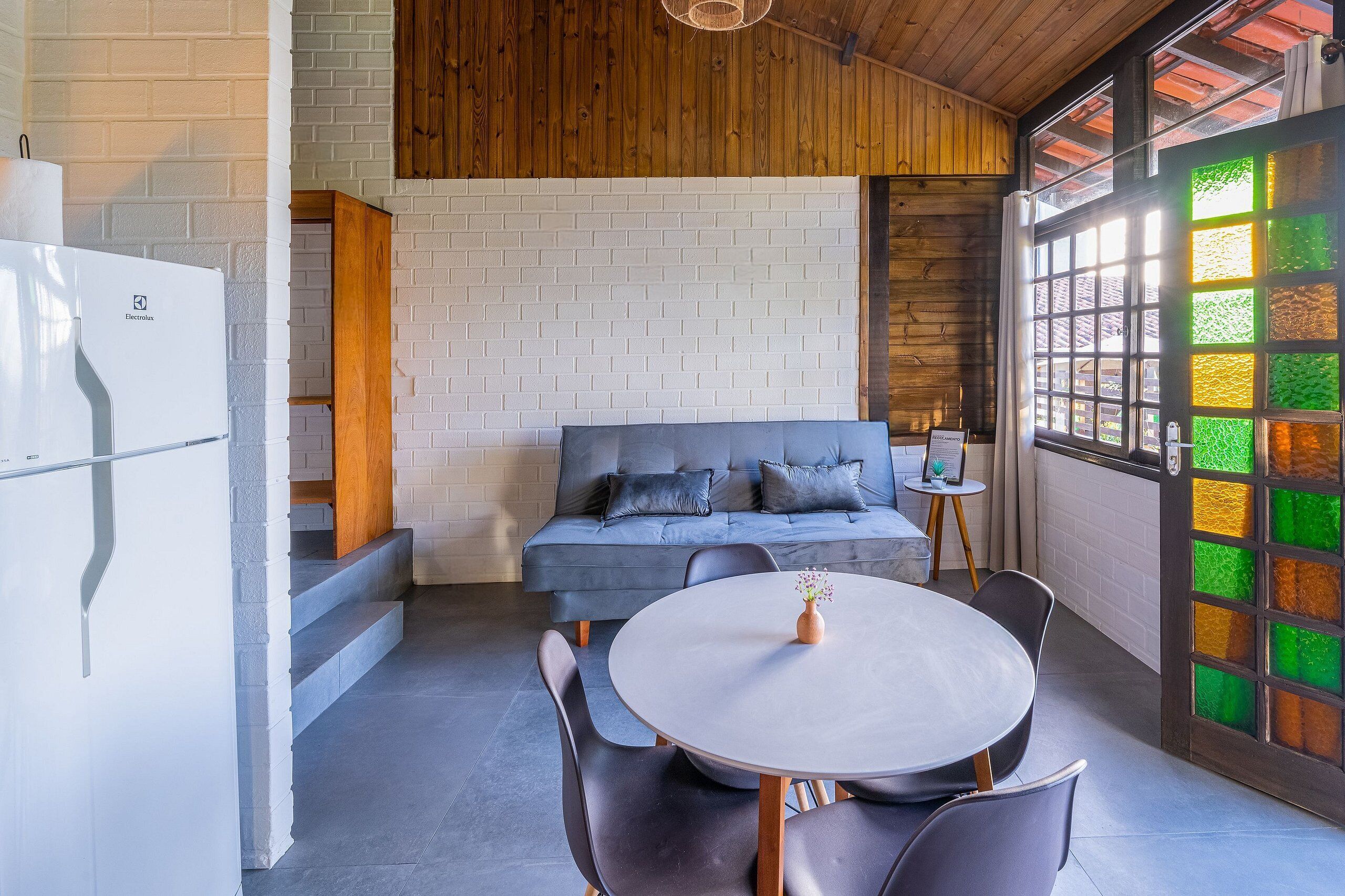 Casa Valley Design 05 - Praia do Rosa/SC | Cozinha privada | Geladeira, micro-ondas, talheres/pratos/utensílios de cozinha
