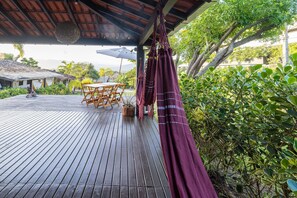 Casa Valley Design 05 - Praia do Rosa/SC | Opções para refeição ao ar livre