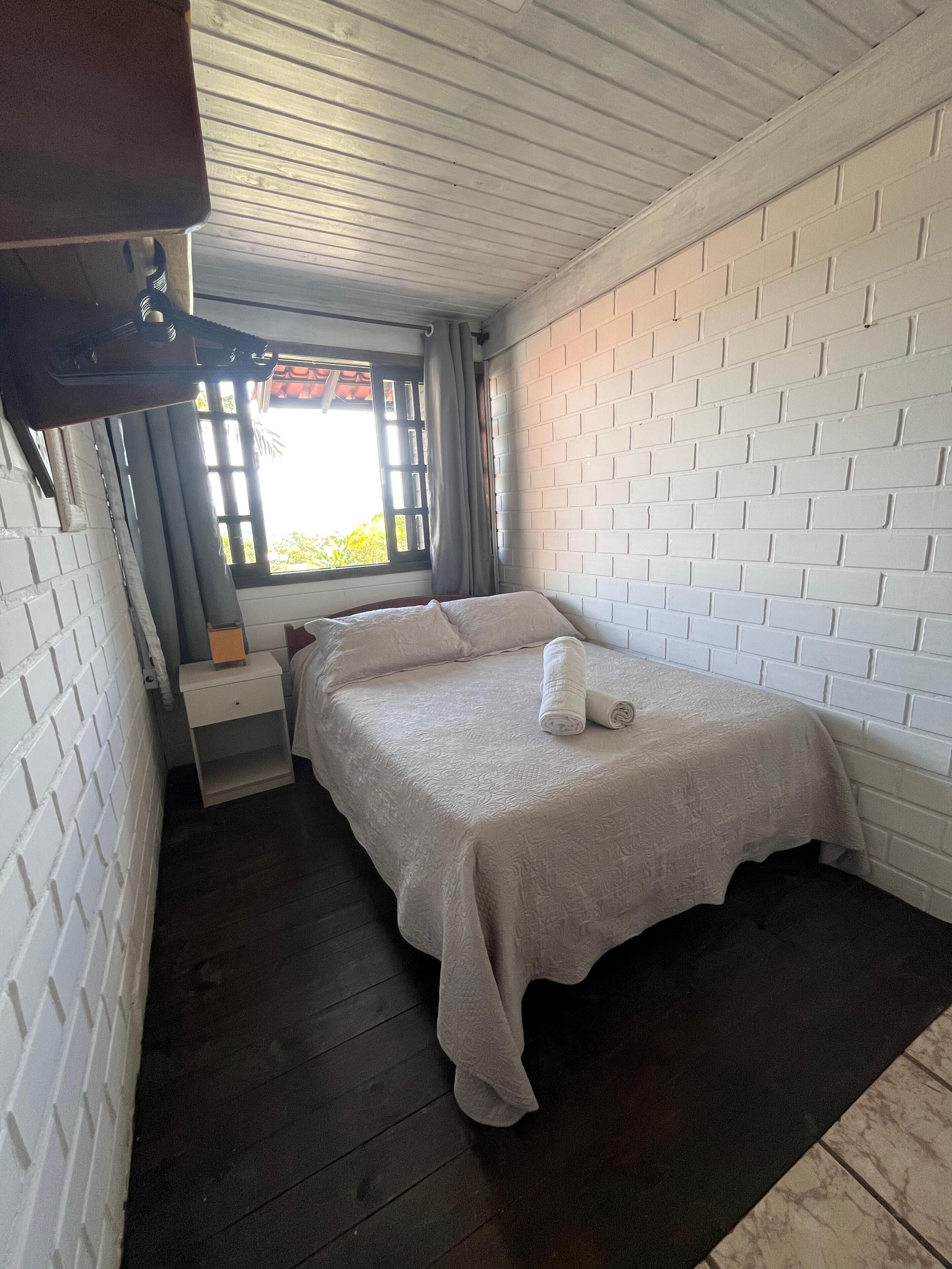 Chalé | Roupas de cama premium, Wi-Fi de cortesia, individualmente decorados