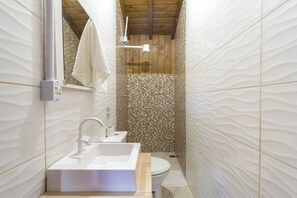 Casa Valley Design 03 - Praia do Rosa/SC | Banheiro | Chuveiro, toalhas de banho