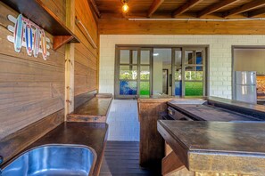 Casa Valley Design 02 - Praia do Rosa/SC | Cozinha privada | Geladeira, micro-ondas, talheres/pratos/utensílios de cozinha