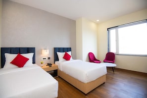 Quarto Twin Superior, Vista para a cidade | Minibar, cofre no quarto