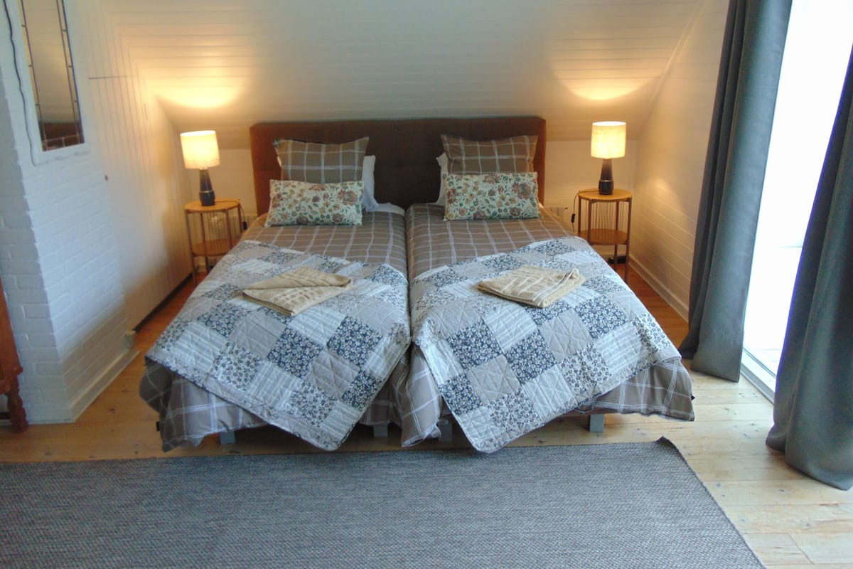 Quarto Comfort, 1 cama king-size | Com decoração personalizada, com mobília individualizada, Wi-fi grátis