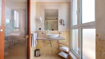 Suite, varanda, Vista para a cidade | Casa de banho | Um secador de cabelo, toalhas fornecidas, sabão, champô