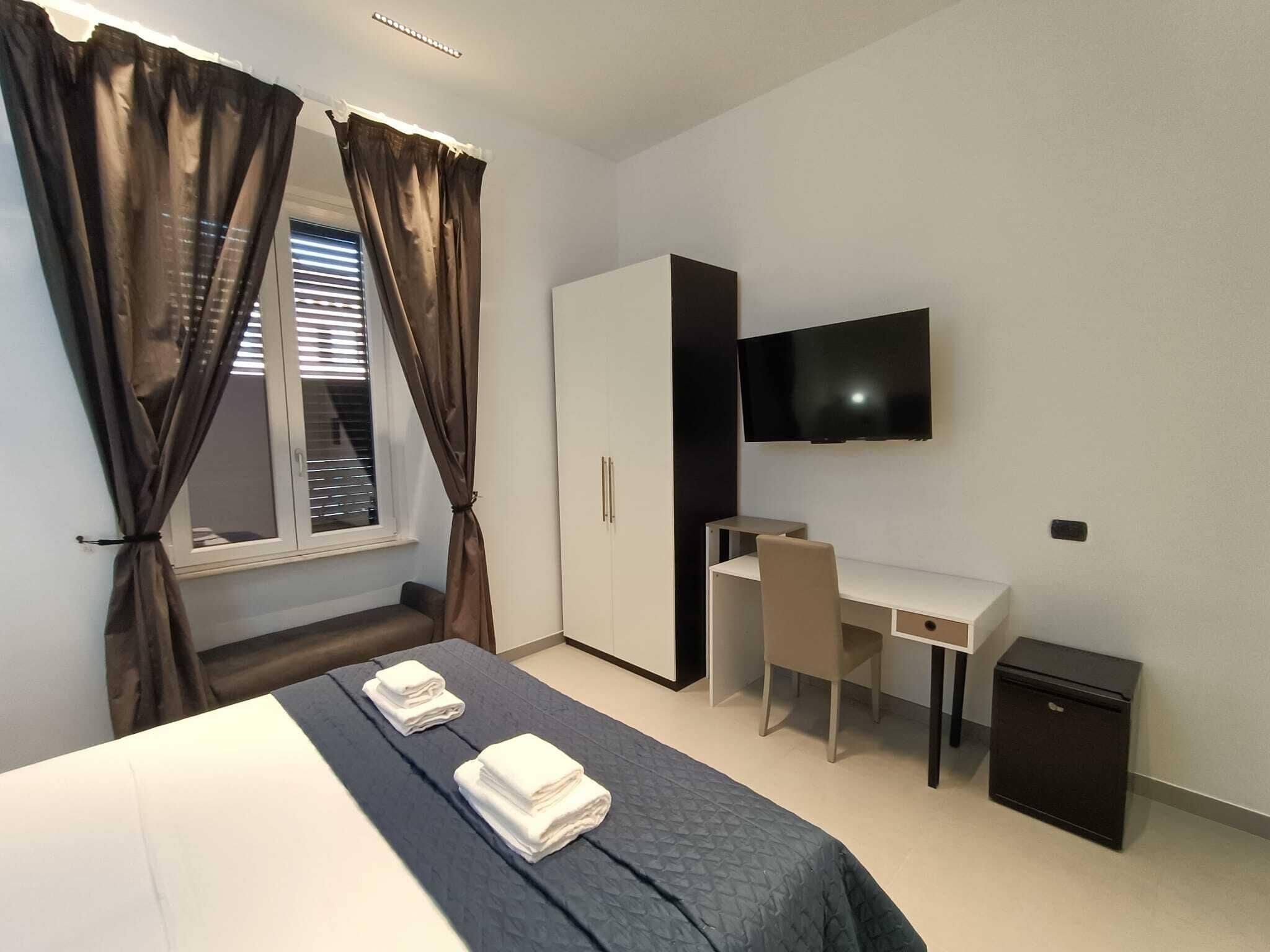 Quarto Duplo ou Twin Superior | Secretária, secretária adequada para computadores portáteis 