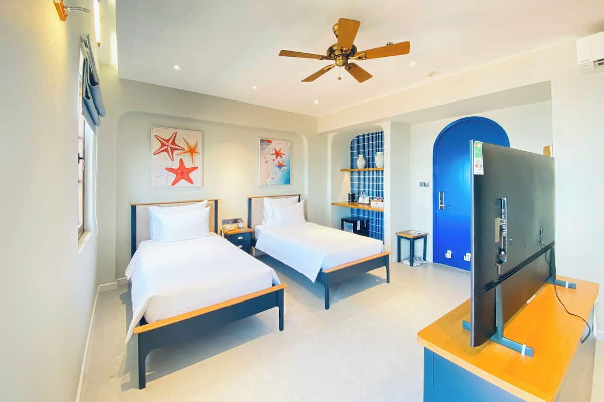 Quarto duplo luxo, várias camas, sacada, vista para a praia | Camas com colchões pillow-top, frigobar, cofres nos quartos