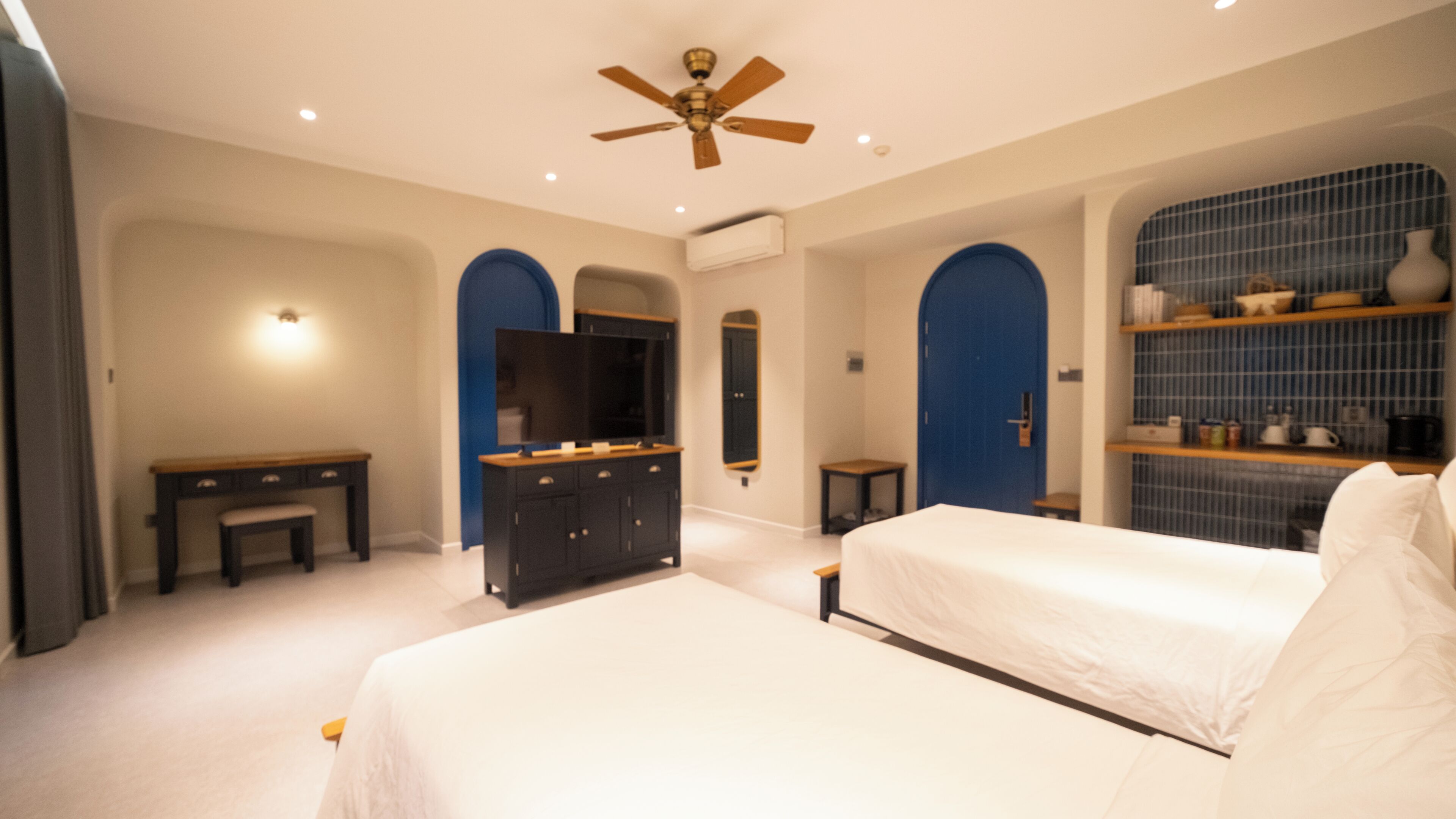 Quarto Twin Deluxe, várias camas, varanda, Vista para a cidade | Camas de colchão pillowtop, minibar, cofre no quarto 