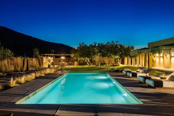 Piscina externa, guarda-sóis, espreguiçadeiras