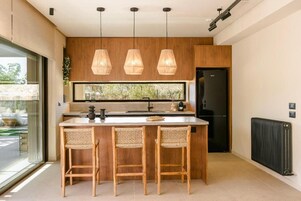 Luxury 4Bedroom Villa with Pool | Cozinha privada | Um frigorífico no espaço comum, uma cadeira de bebé 