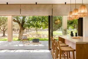 Luxury 4Bedroom Villa with Pool | Cozinha privada | Um frigorífico no espaço comum, uma cadeira de bebé 