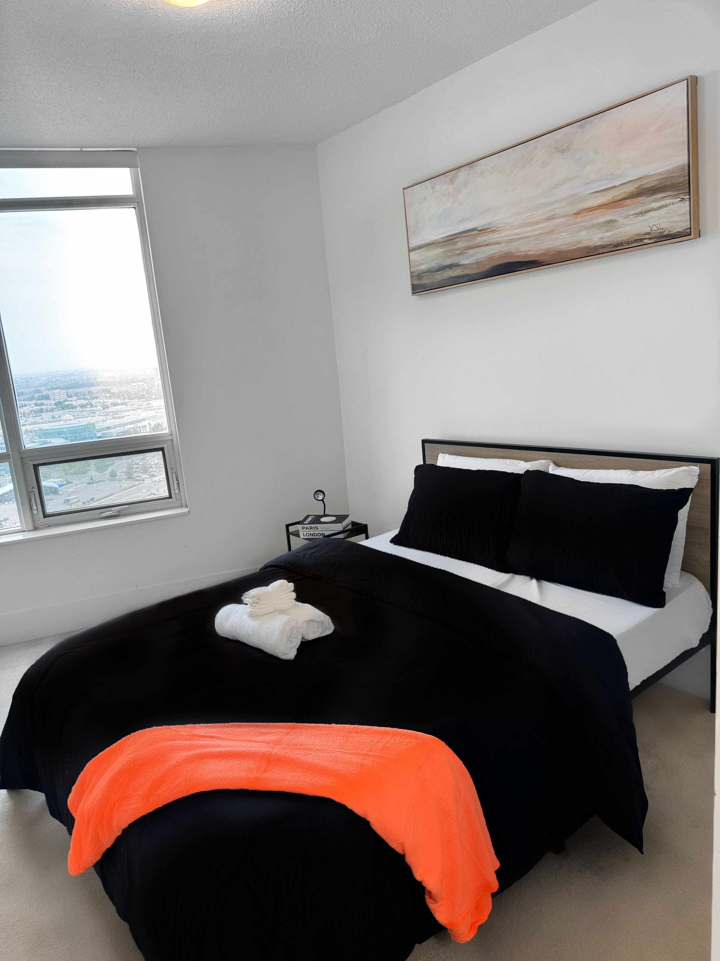 Modern 1-bed Condo Near Square One, Pearson & Downtown Toronto  Free Parking - Centennial Park