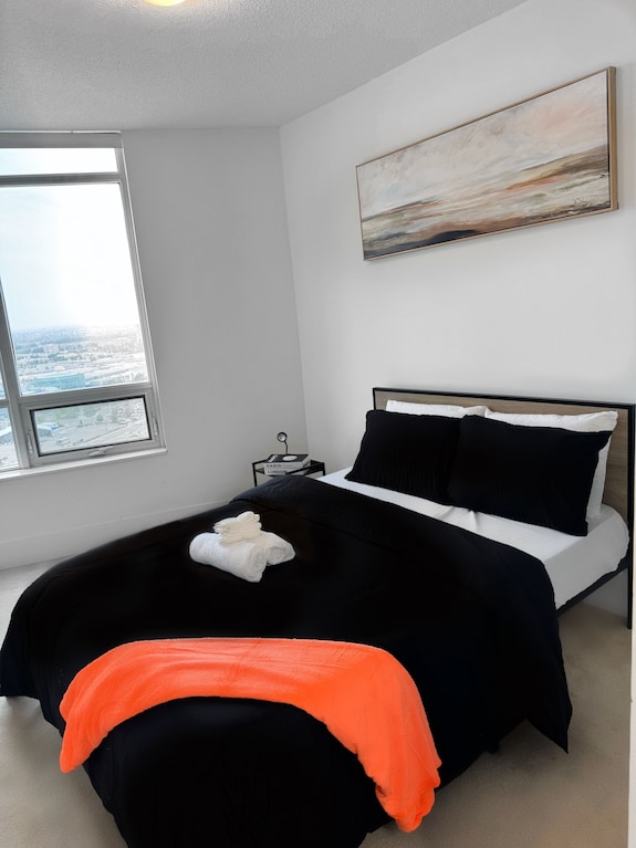 Modern 1-bed Condo Near Square One, Pearson & Downtown Toronto Free Parking - Centennial Park