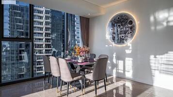 Apartamento real, 3 quartos, vista para o rio, no pátio | Escrivaninha, cortinas blackout, ferros/tábuas de passar roupa