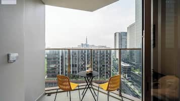 Apartamento Deluxe, 2 quartos, pátio | Minibar, Wi-fi grátis, roupa de cama fornecida