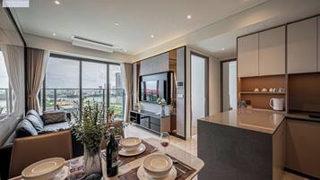 Apartamento de Luxo, 1 cama king-size, não fumadores | Sala de estar | Televisor de 24 polegadas com canais por cabo, livros