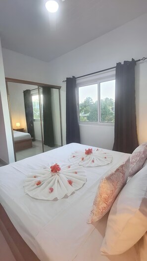 Apartamento Deluxe | Cofre no quarto, secretária adequada para computadores portáteis 