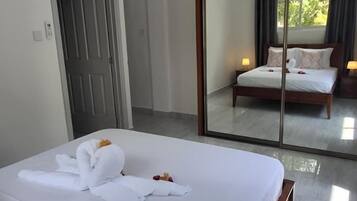 Quarto Duplo Deluxe | Cofre no quarto, secretária adequada para computadores portáteis