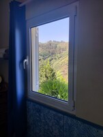 Casa, vista para o rio, junto à montanha | Minibar com produtos grátis, Wi-fi grátis, roupa de cama fornecida
