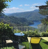 Casa, vista para o pátio, junto à encosta | Terraço/pátio interior