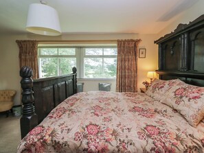 1 quarto, com decoração personalizada, com mobília individualizada 