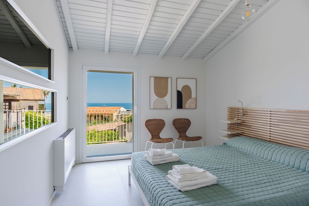 Cozy and elegant villa in Santa Tecla, a few steps from the beach ...