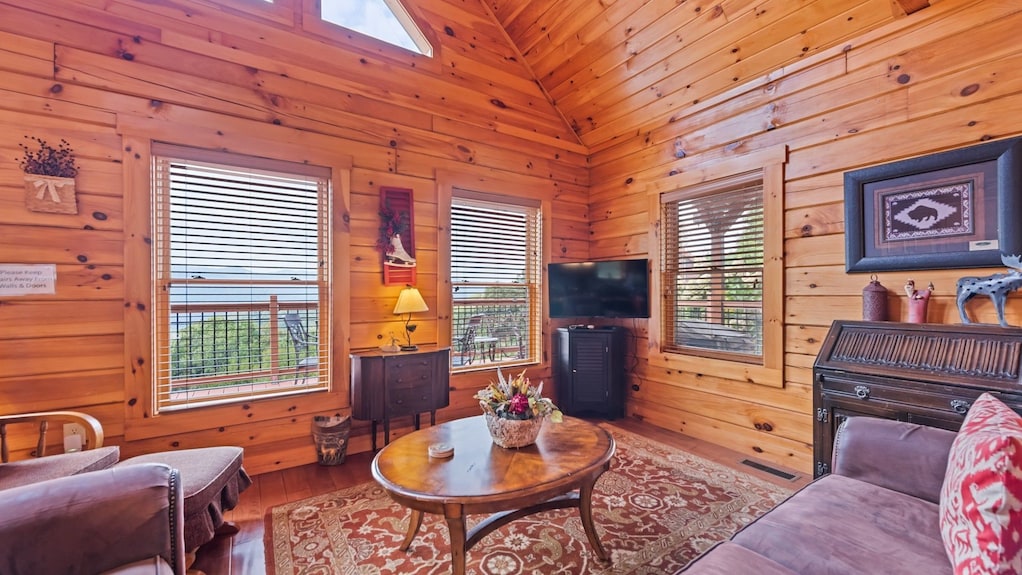 Secluded Smoky Mountain Log Cabin Retreat - Sylva, NC