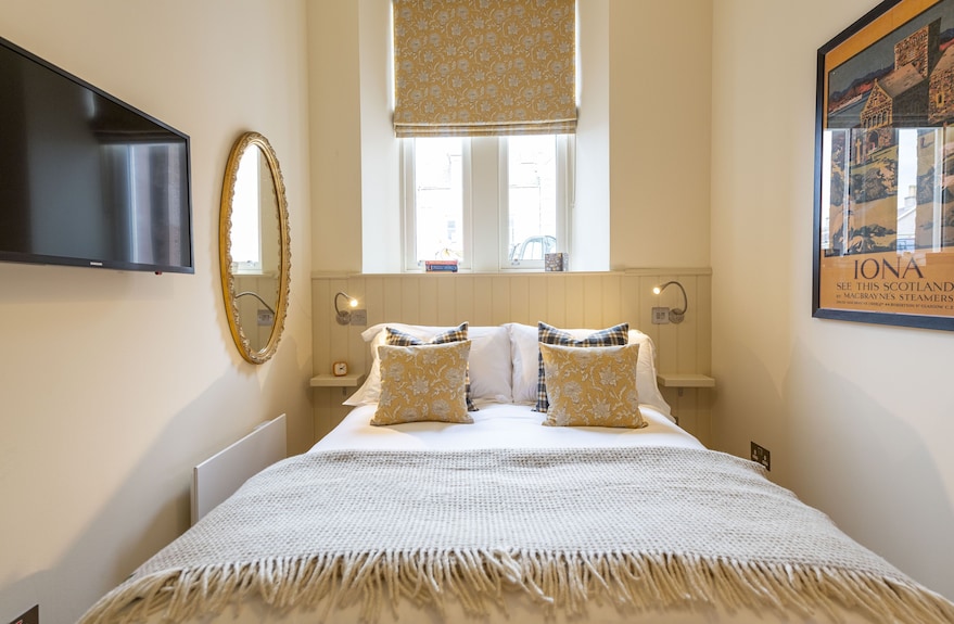 The Croft House - Sleeps 2 Guests In 1 Bedroom - Loch Ness