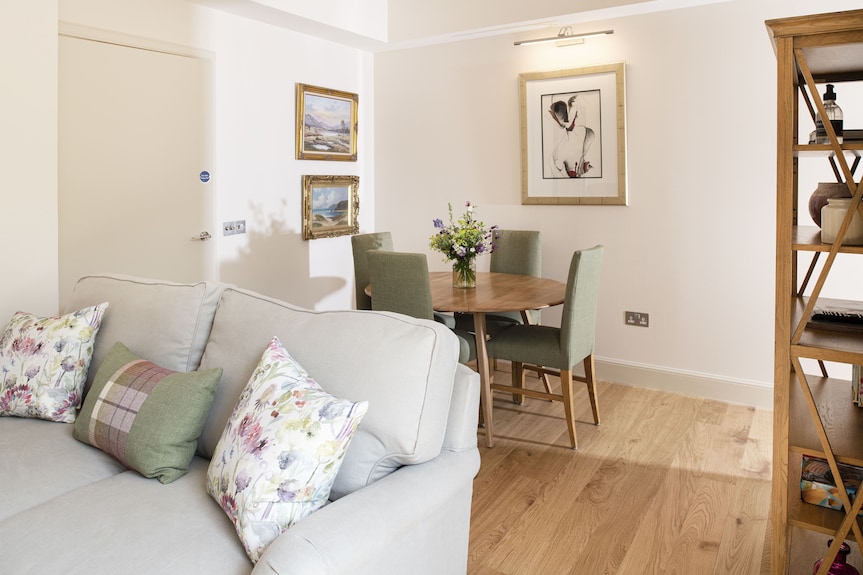 The Courtyard - Sleeps 2 Guests In 1 Bedroom - Loch Ness