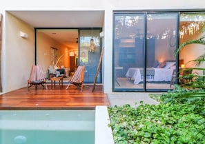 Apartamento, 2 quartos, varanda, vista para o pátio | Cofres nos quartos, escrivaninha, espaço de trabalho para notebook