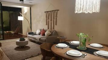 Apartamento, 2 quartos, pátio, vista para o pátio | Sala de estar