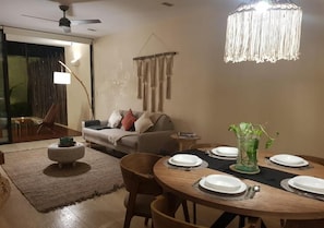 Apartamento, 2 quartos, varanda, vista para o pátio | Área de estar