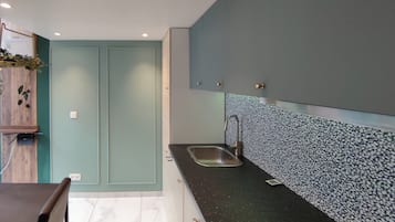 Estúdio Deluxe | Cozinha privada | Um frigorífico, um micro-ondas, um forno, uma placa de cozinha