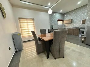 Apartamento Deluxe, varanda, Vista para a cidade | Sala de jantar