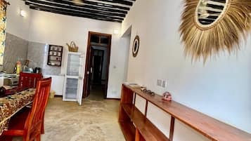 Quarto solteiro clássico, 1 cama King, sacada, vista para o jardim | Opções para refeição no quarto