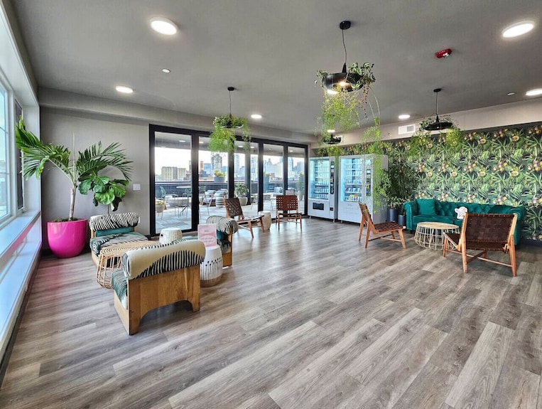 Studio Apartment With Skyline Views, Free Parking, King Bed, And Gym - Chinatown - Philadelphia