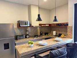 Estúdio clássico, 1 cama King, sacada | Cozinha privada | Geladeira grande, micro-ondas, cooktop