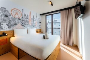 Camas de colchão viscoelástico, secretária, cortinas/cortinados opacos 