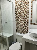 Apartamento Familiar, pátio, Vista para a cidade | Casa de banho | Um polibã, toalhas fornecidas, sabão, champô 
