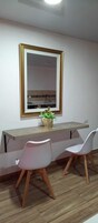 Quarto Twin Deluxe, pátio, Vista para a cidade | Sala de estar | Televisor 